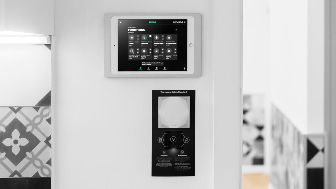 Soluciones innovadoras de Self Check-in - ESES Loxone